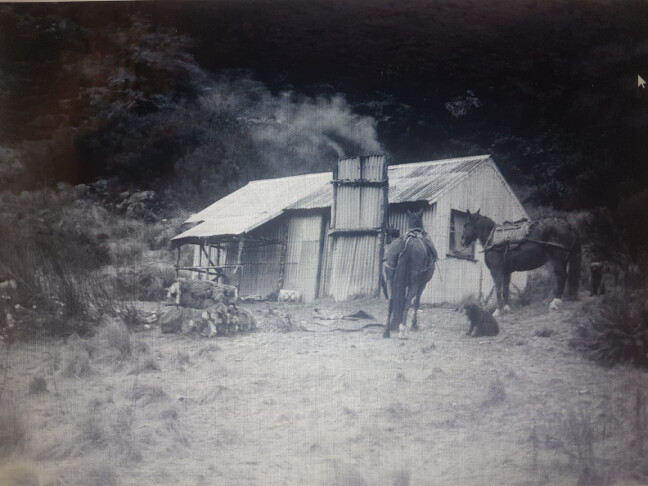 Estuary Burn Hut (Pyke Hill Hut) - Minaret Station, Otago | Hut Bagger