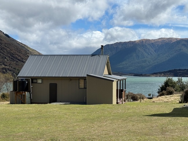 One Horn Hut - Lake Sumner Conservation Park, Canterbury | Hut Bagger