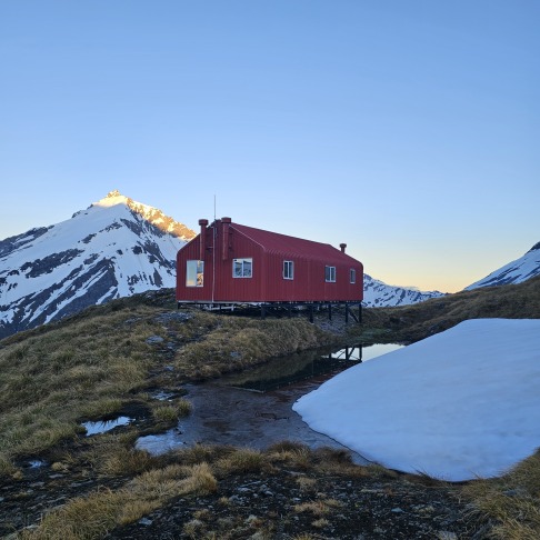 French Ridge Hut No. 4 - Mount Aspiring National Park, Otago | Hut Bagger