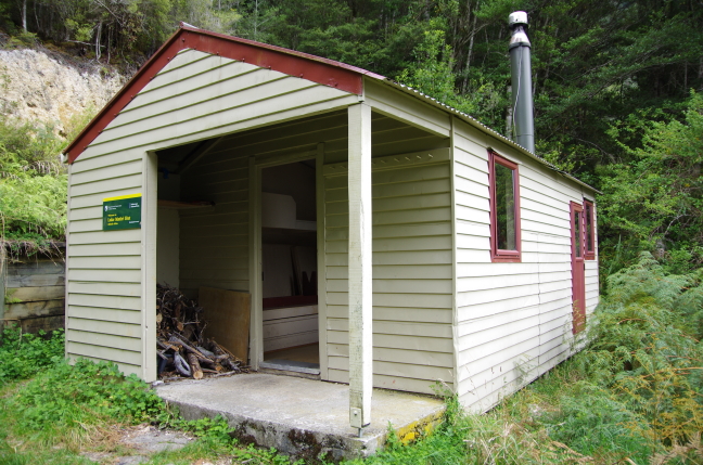Lake Matiri Hut - Kahurangi National Park, Nelson/Tasman | Hut Bagger
