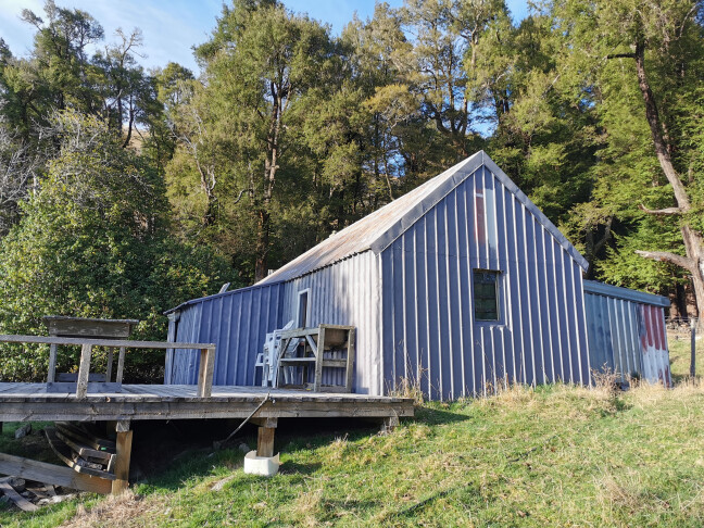 Lake Sumner Hut - Lake Sumner Conservation Park, Canterbury | Hut Bagger