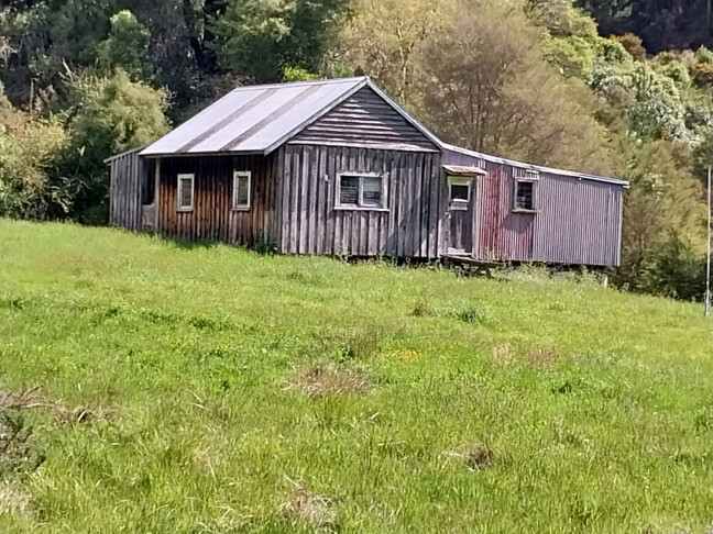 Roding River Hut - Mount Richmond Forest Park, Nelson/Tasman | Hut Bagger
